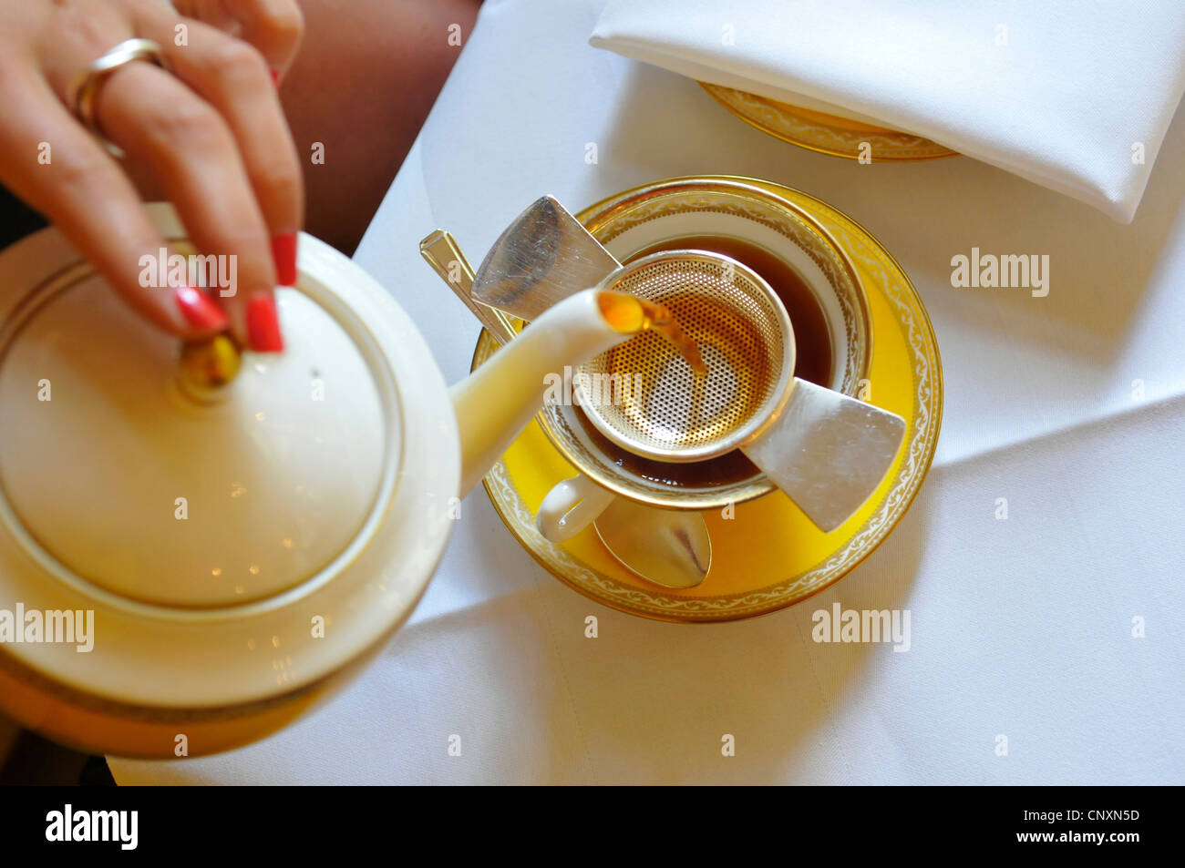 England traditional tea pouring hi-res stock photography and images - Alamy