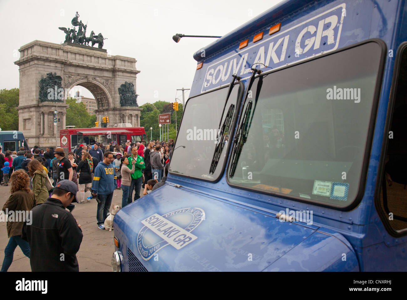 Crowd food truck us hi-res stock photography and images - Alamy
