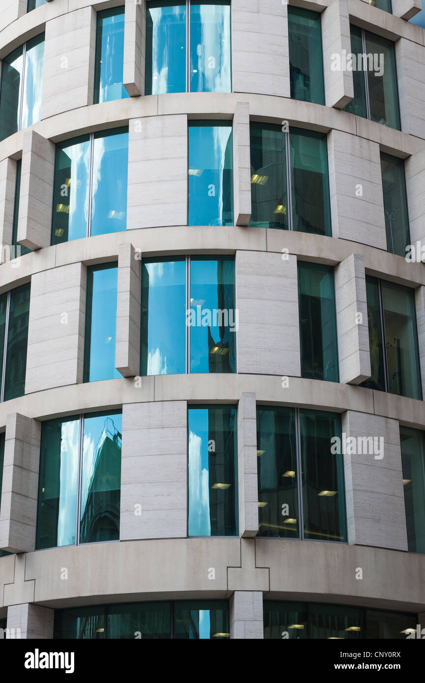 Office block tinted windows hi-res stock photography and images - Alamy