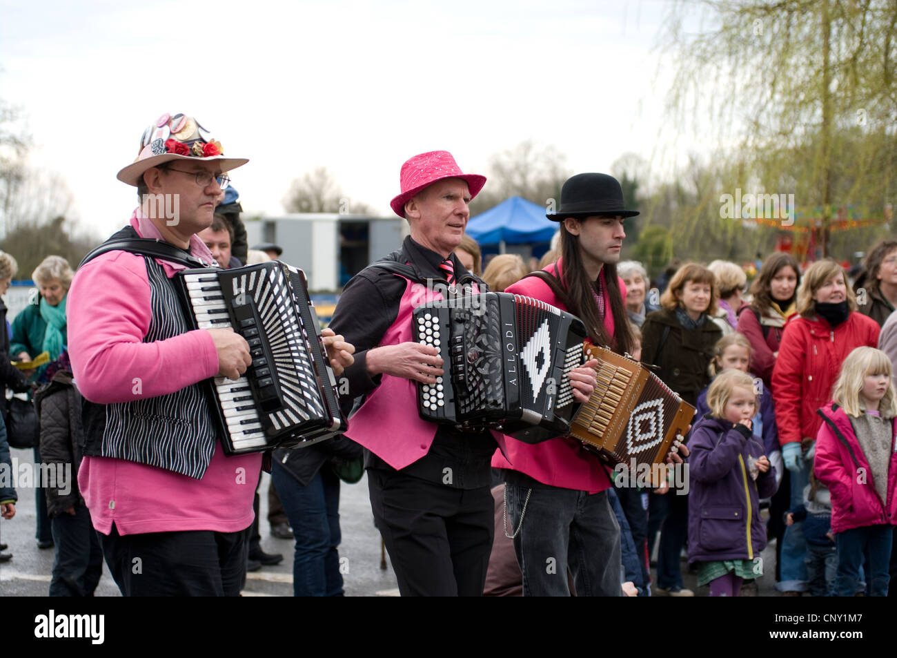 Folk dancing band hi-res stock photography and images - Alamy