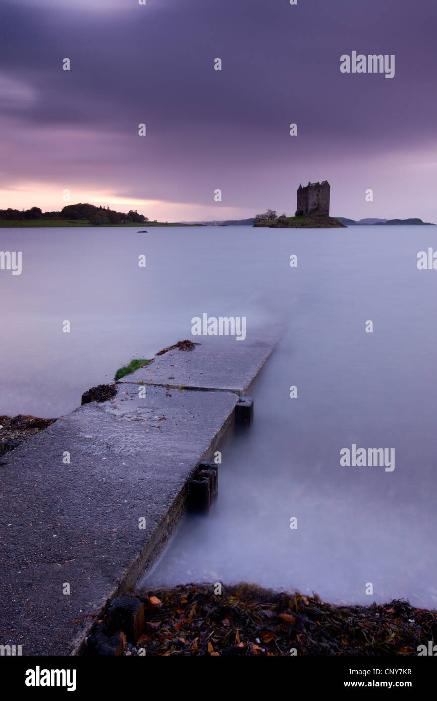 Scottish loch and castle hi-res stock photography and images - Alamy
