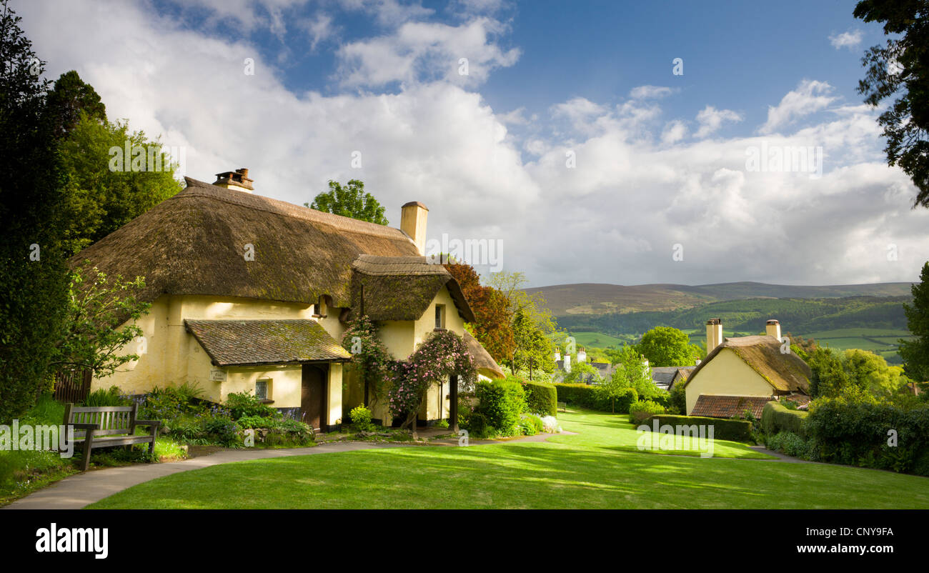 Village with thatched cottages hi-res stock photography and images - Alamy