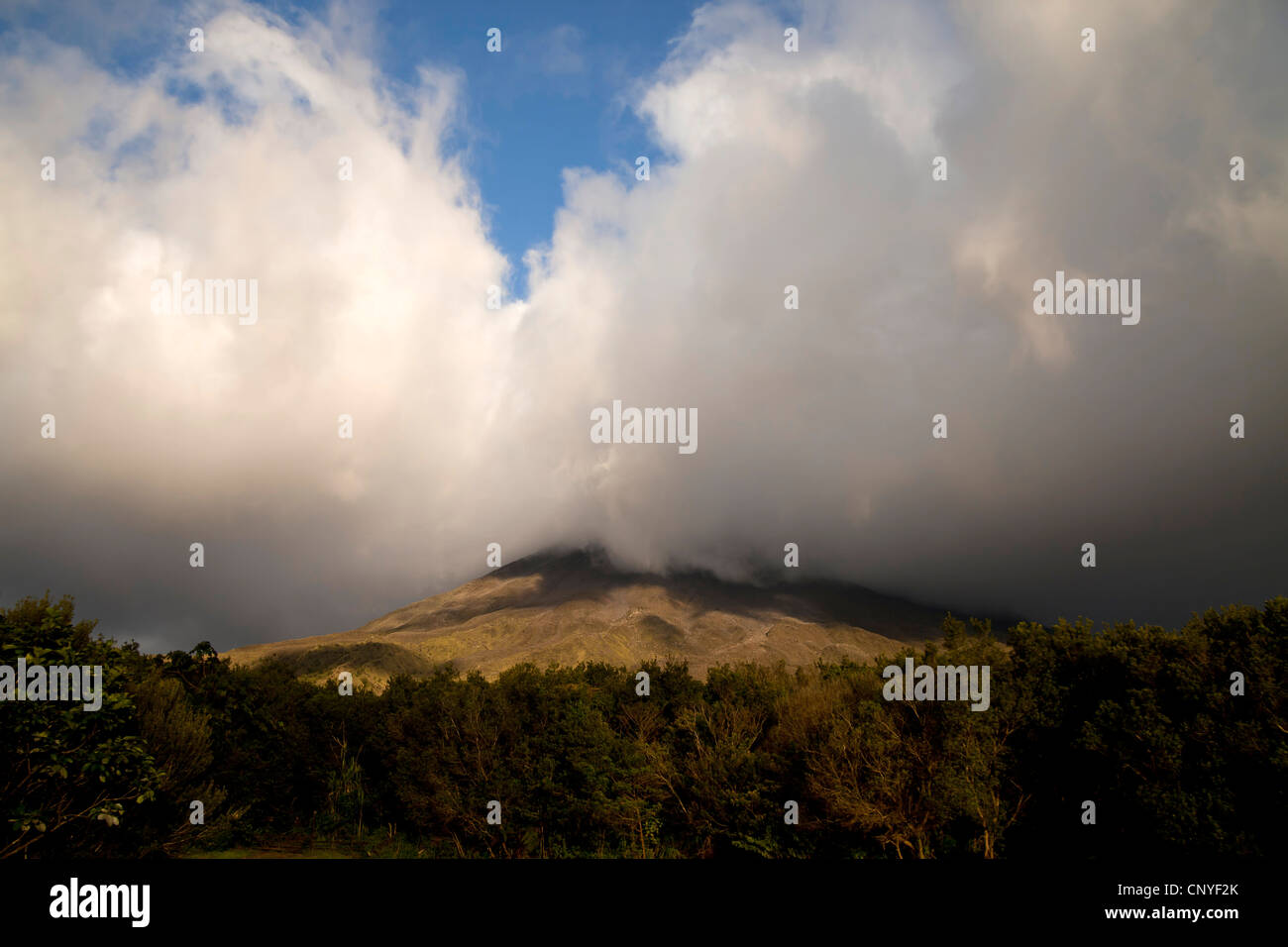 Clouds volcano hi-res stock photography and images - Alamy