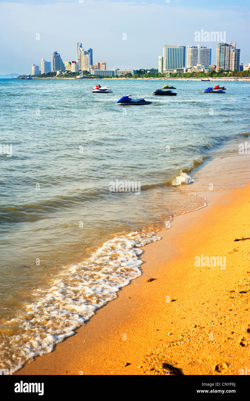 Pattaya beach boat hi-res stock photography and images - Alamy