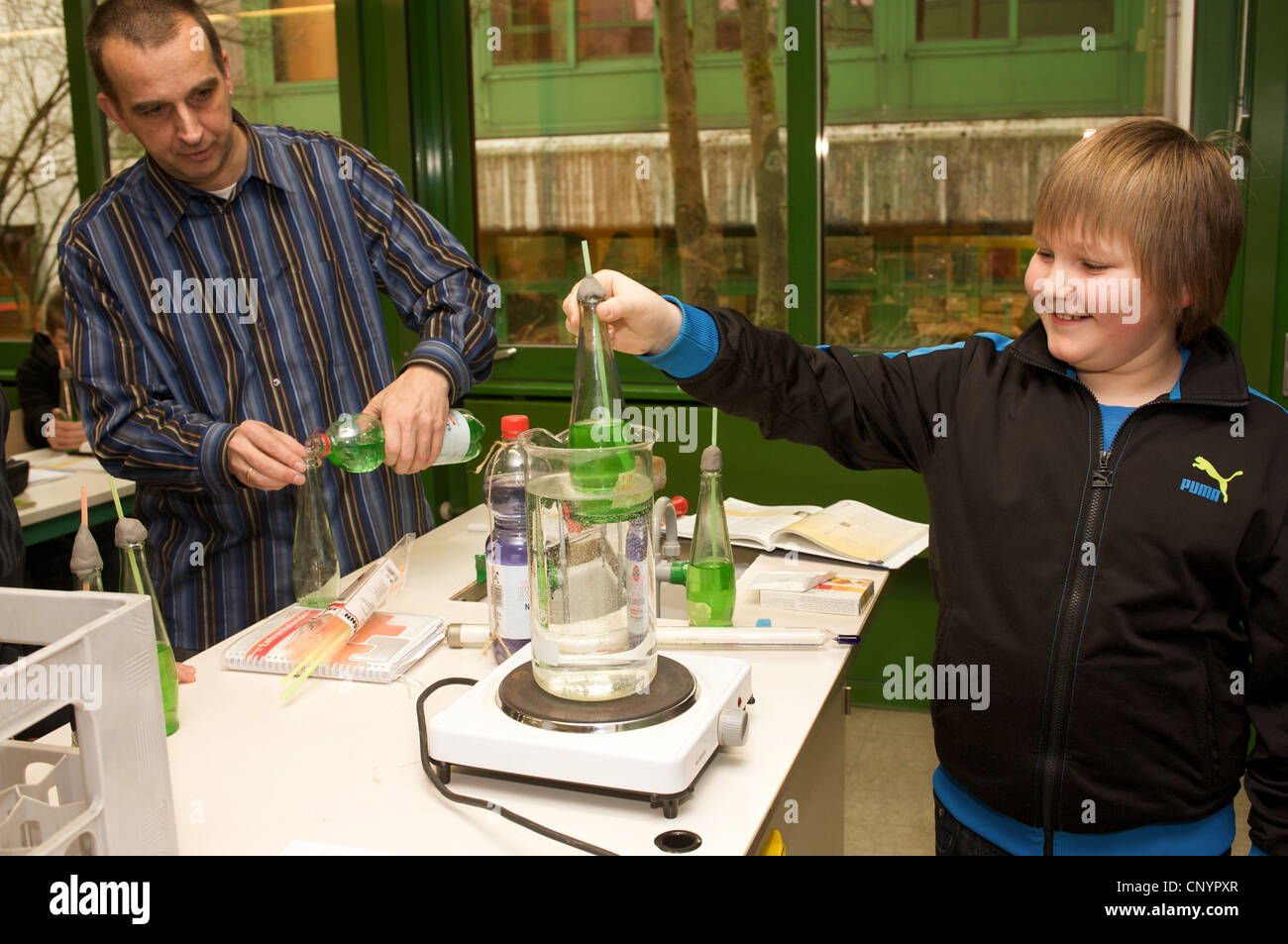 Physics lesson at a school in Germany Stock Photo - Alamy