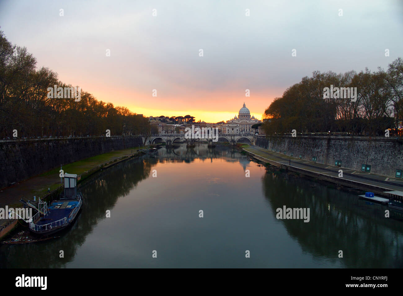Tevere river and the Vatican City in Rome Stock Photo - Alamy