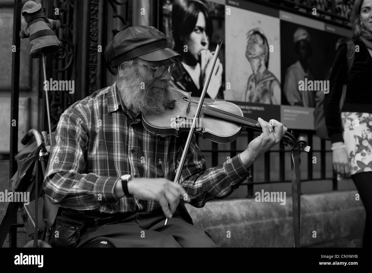 Kit violin hi-res stock photography and images - Alamy