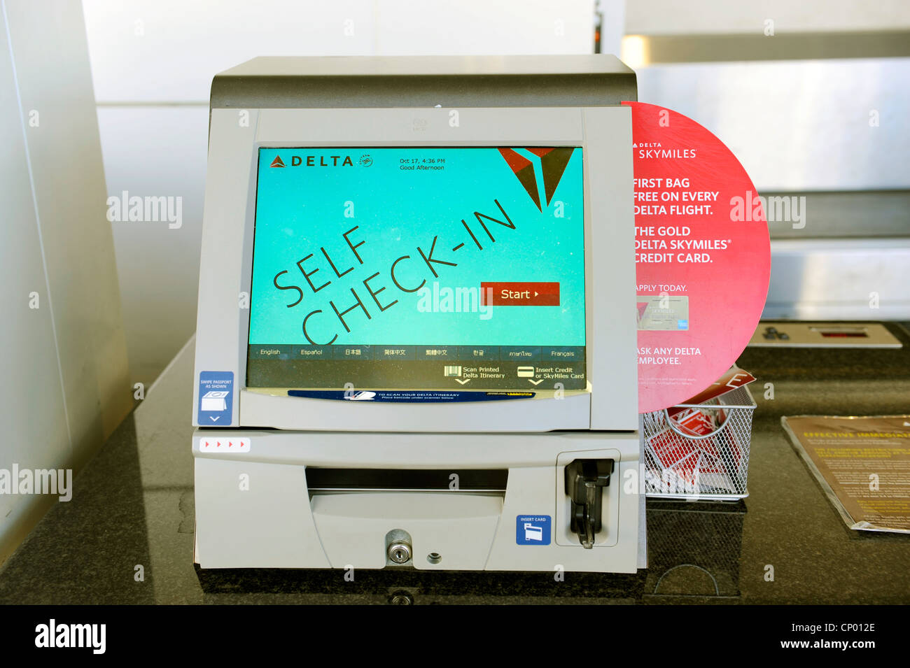 Self Check In Kiosk Detroit Metro Airport Terminal Michigan Traveler ...