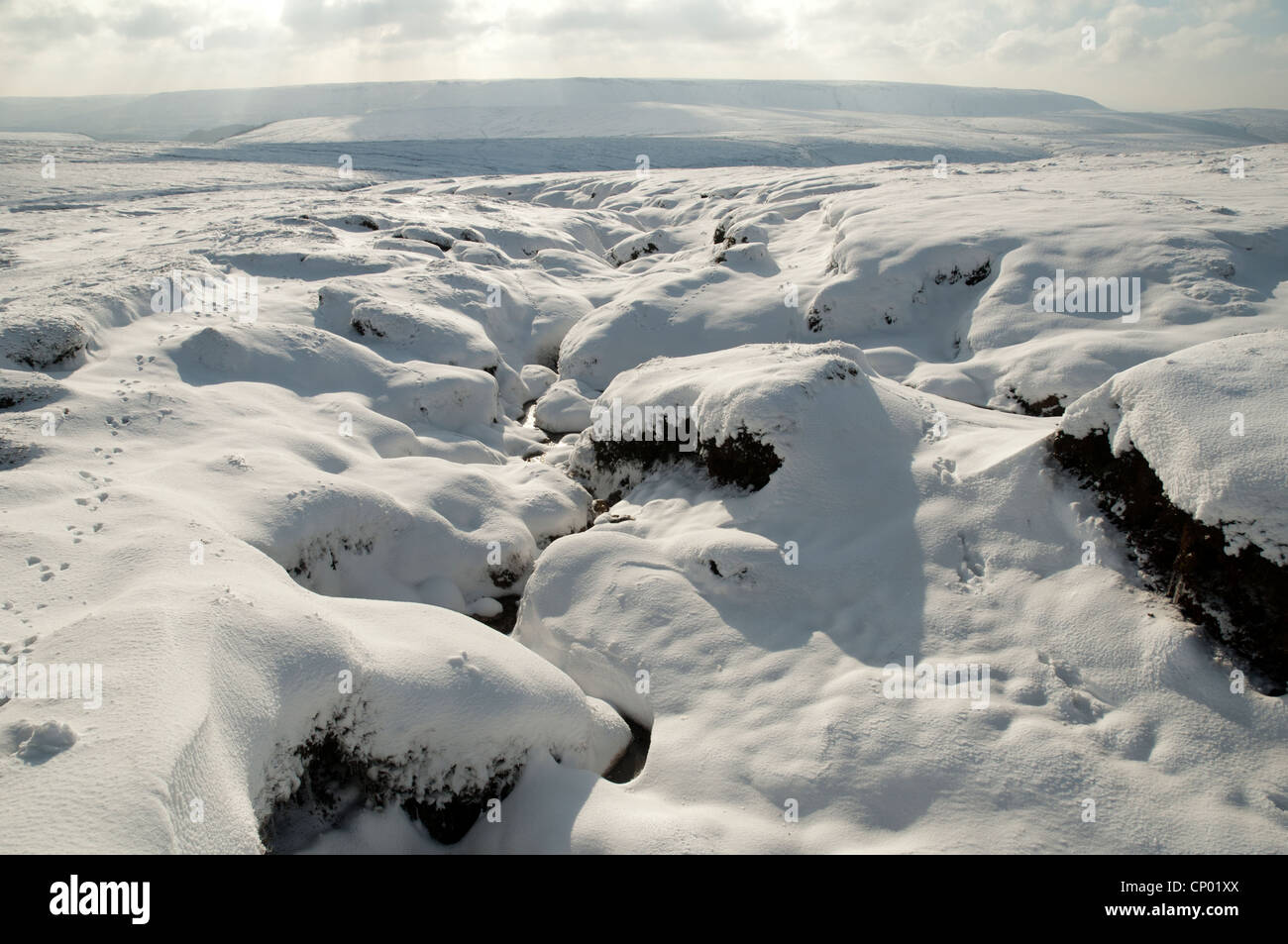 The Kinder Scout plateau from the Pennine Way path on Bleaklow, Peak ...