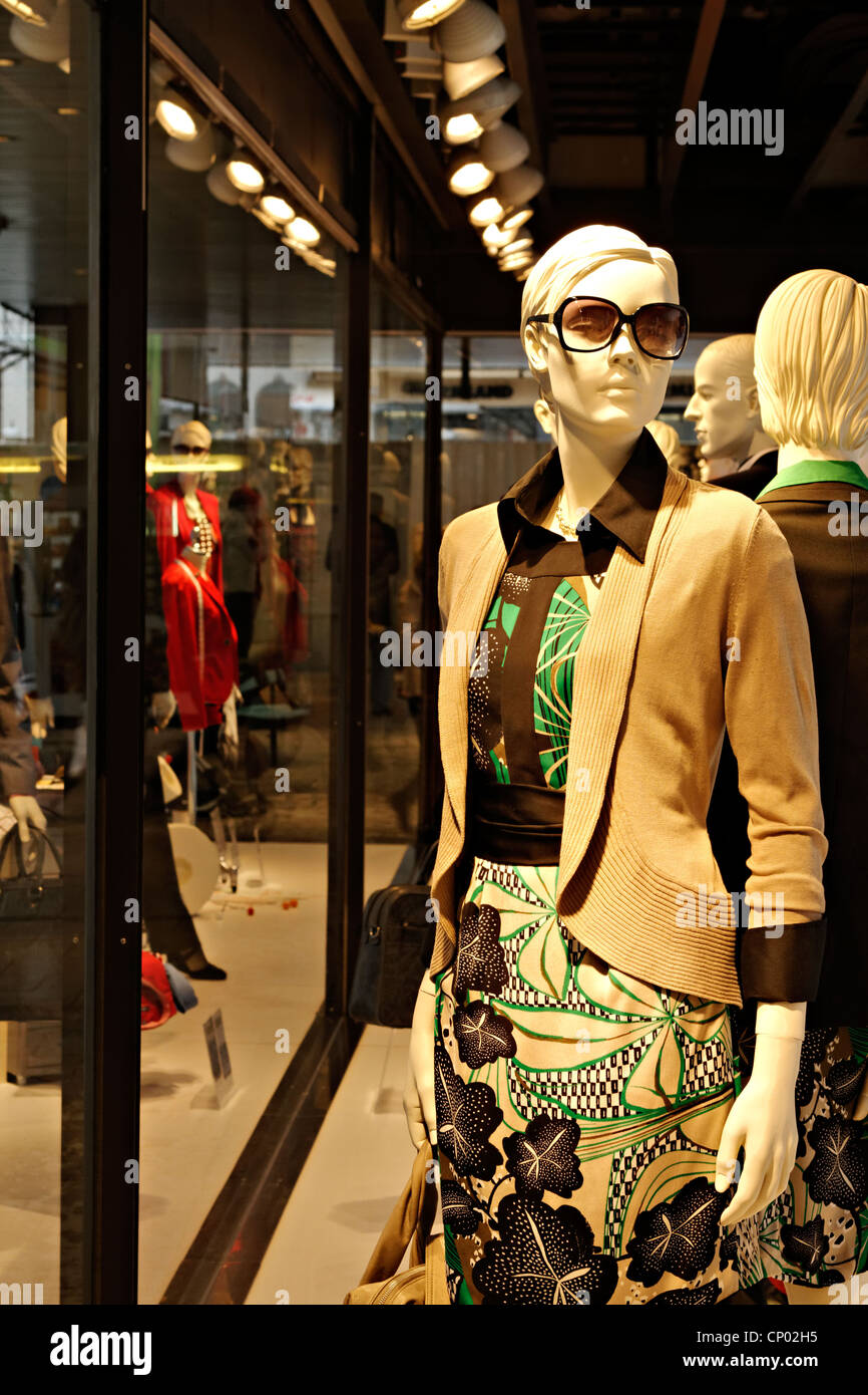 Shop window mannequins hi-res stock photography and images - Alamy