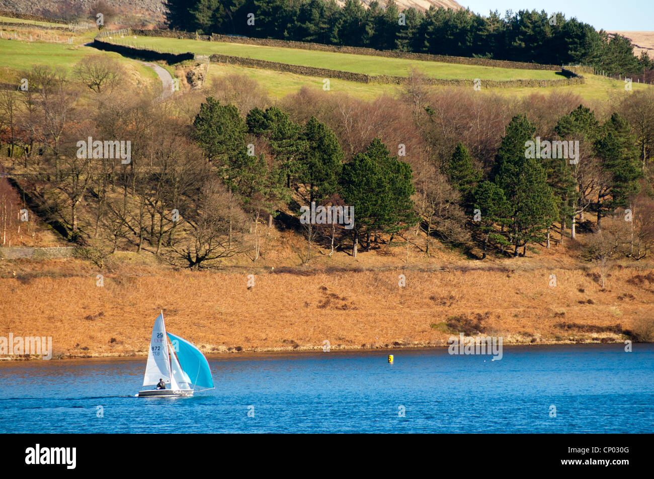 Sailing on Torside reservoir in the Longdendale Valley, Peak District ...