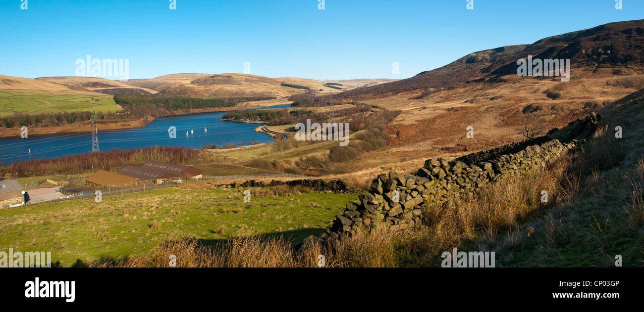 Torside reservoir in the Longdendale Valley, Peak District, Derbyshire ...