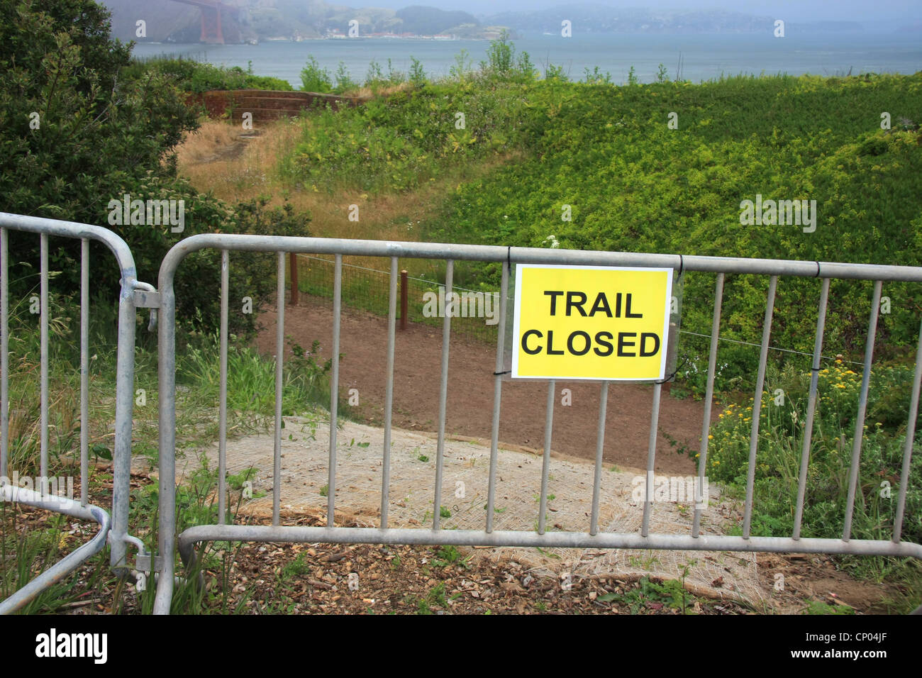 Sign trail closed Stock Photo - Alamy