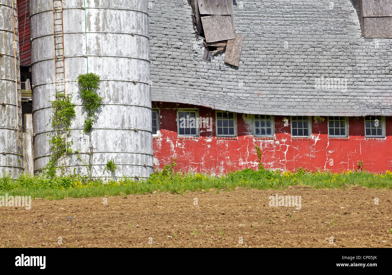 Rustic Red Farm Barn and Grain Silos Stock Photo - Alamy