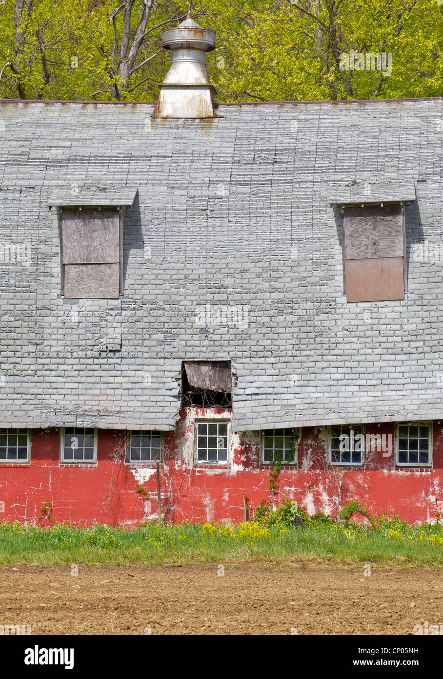Decrepit barn hi-res stock photography and images - Alamy