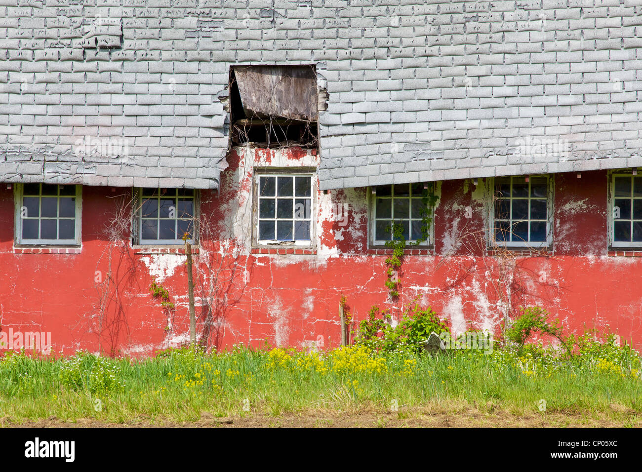 Rundown farm and barn hi-res stock photography and images - Alamy