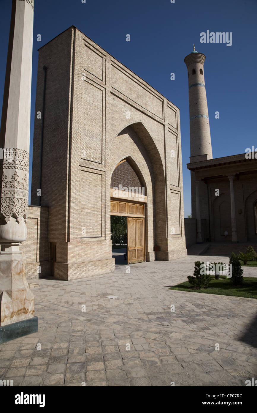 Imam Ismael al Bukhari Islamic Centre gateway and minaret Stock Photo - Alamy