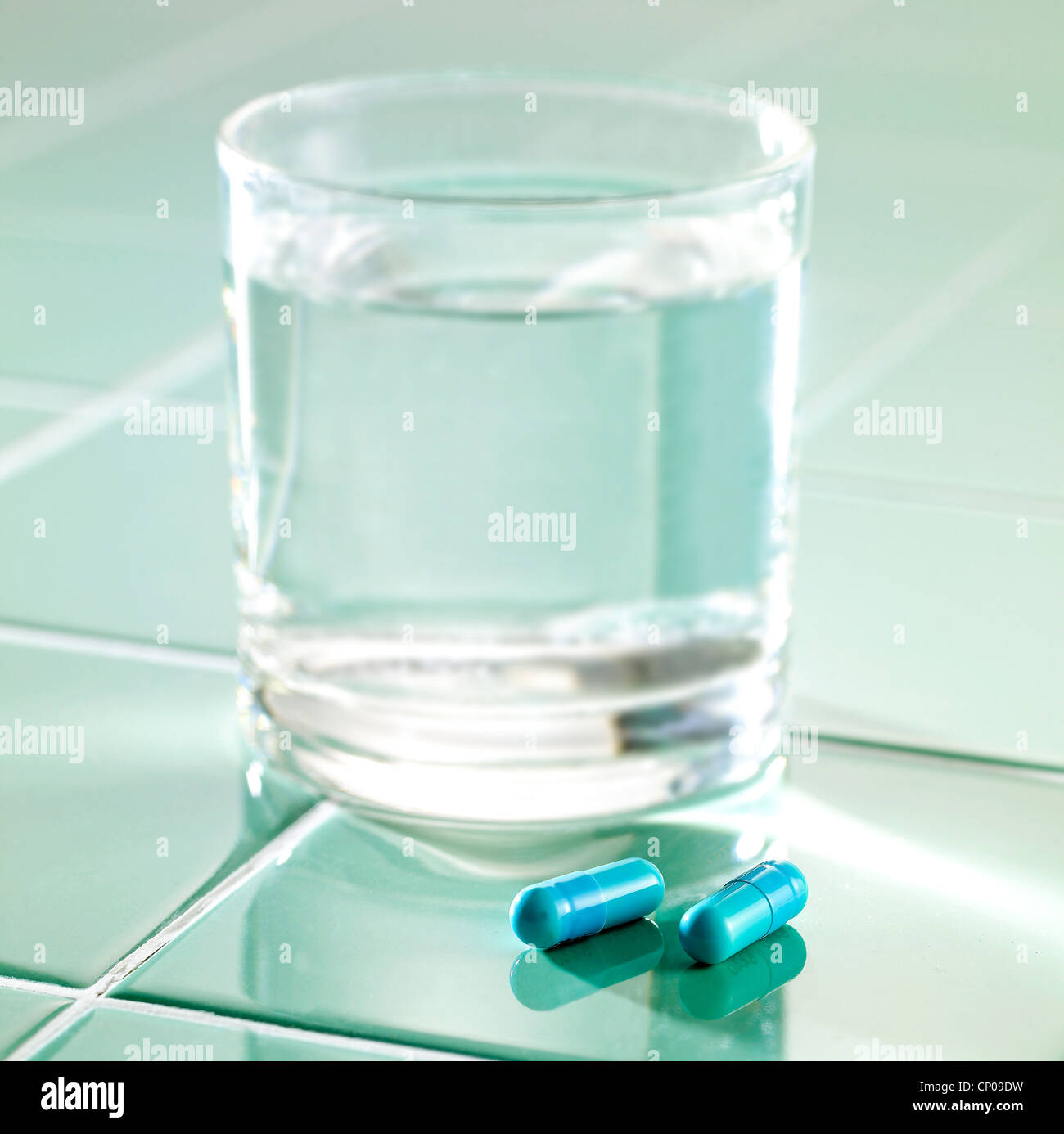 Blue pills hi-res stock photography and images - Alamy