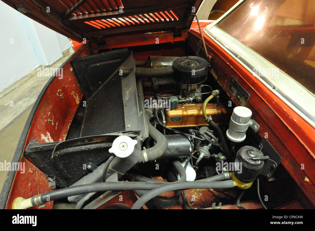 Engine bay caps hi-res stock photography and images - Alamy