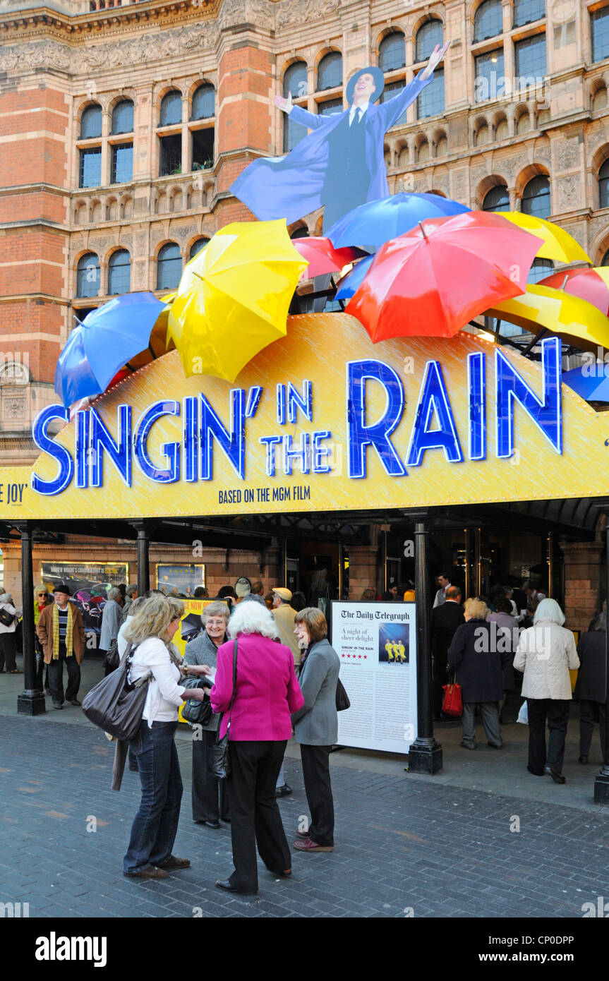 Theatregoers meeting up outside the Palace Theatre for the stage show ...