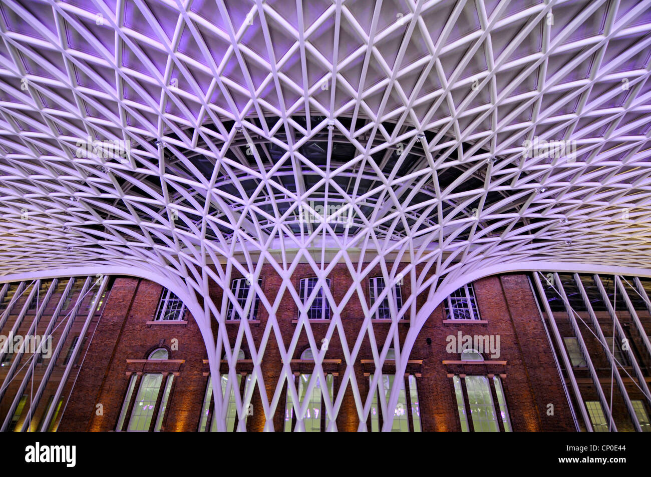 Kings cross train station interior hi-res stock photography and images ...