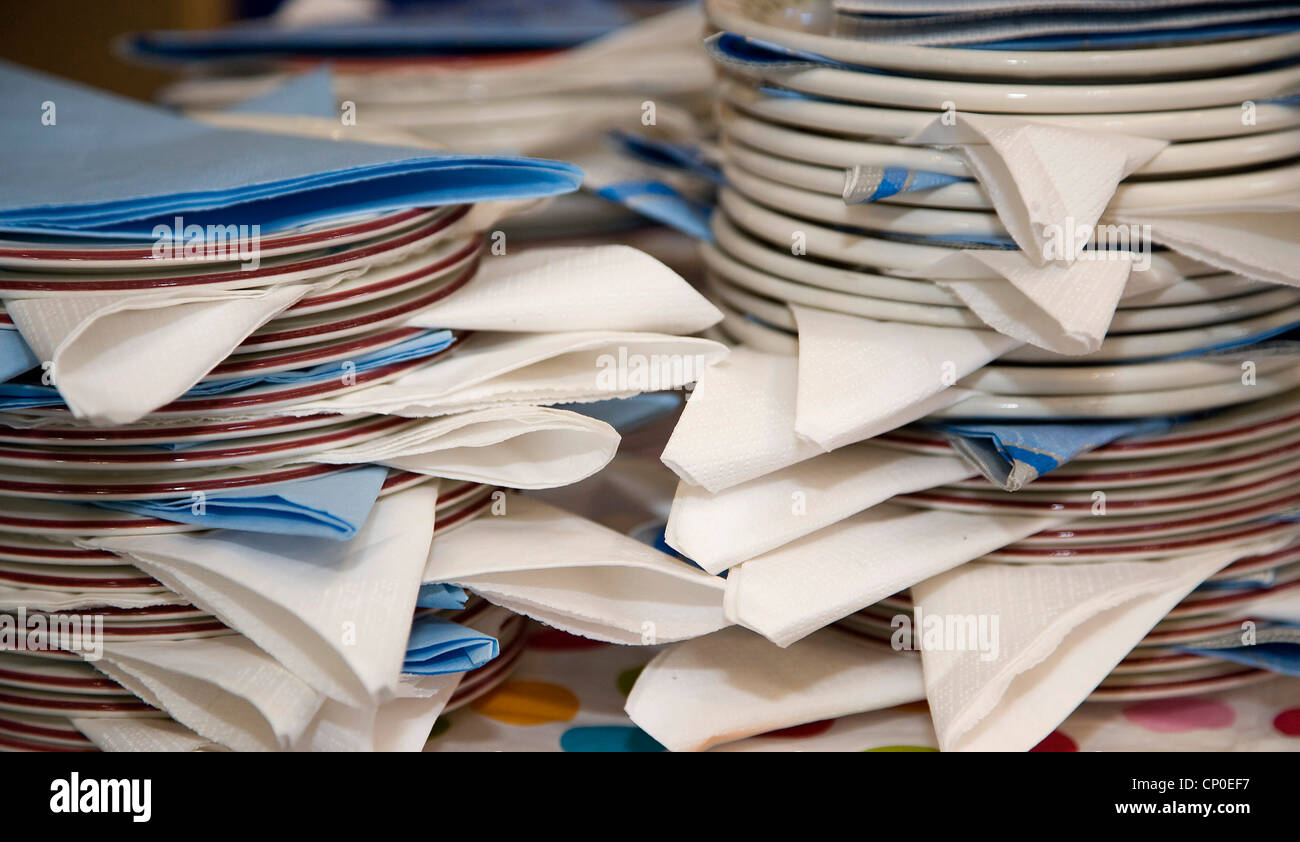Plates and paper serviettes in a stack Stock Photo - Alamy