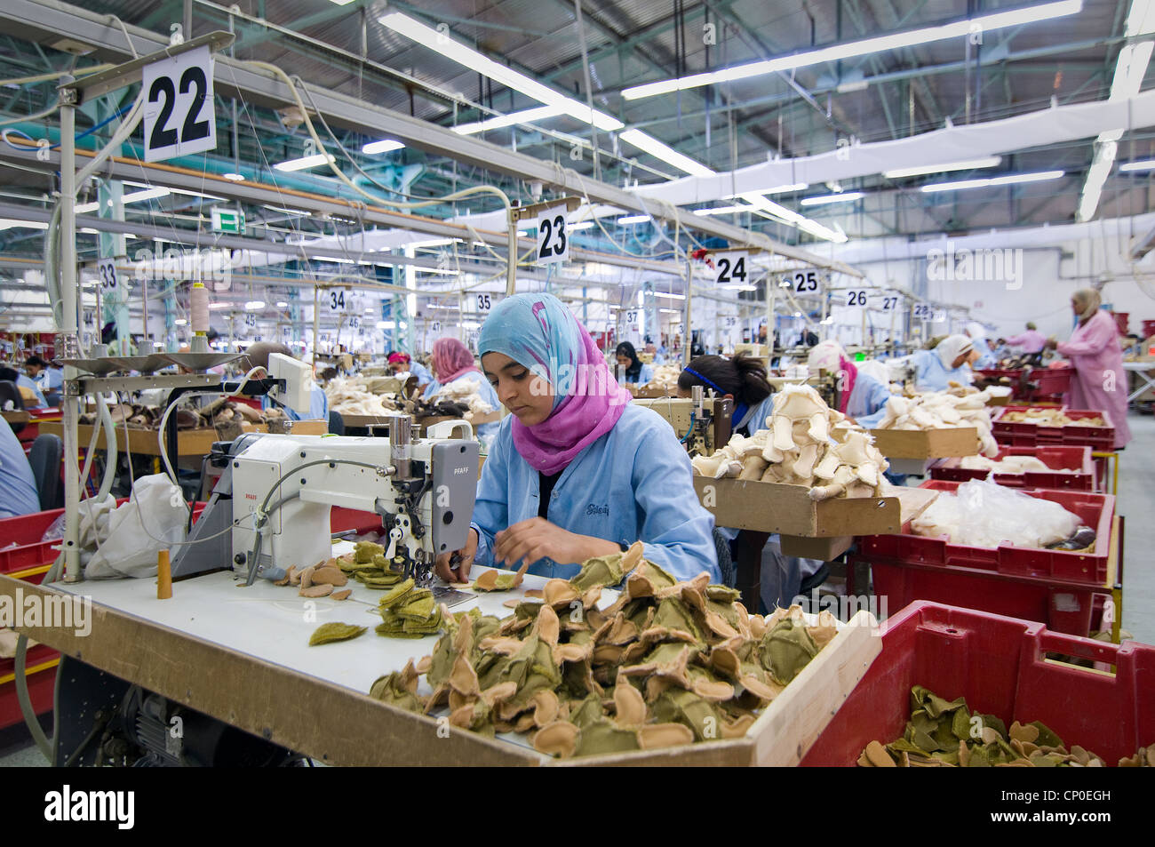 TUNISIA, SIDI BOUZID: 1000 women work in German factory Steiff ...