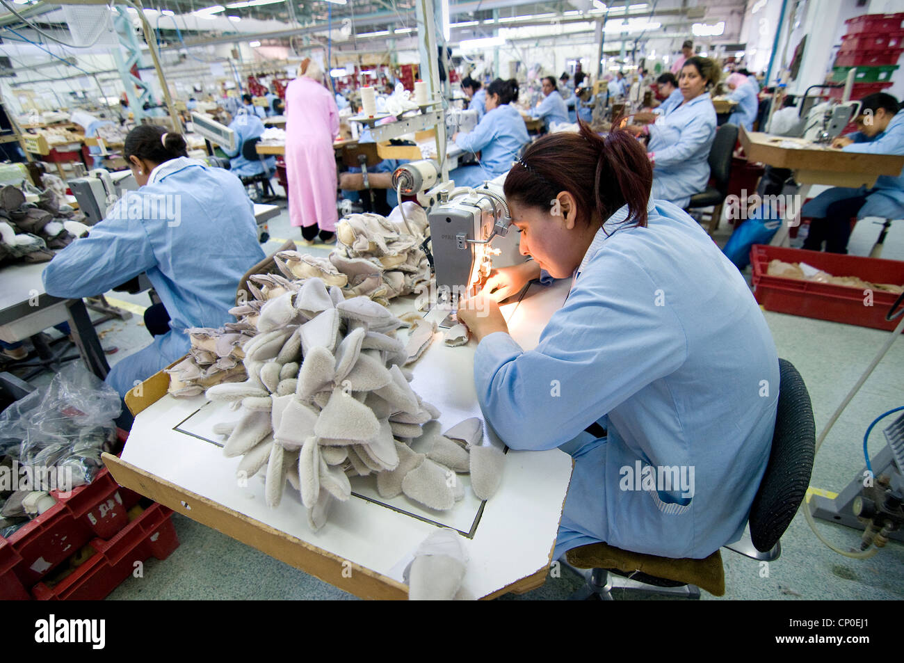 TUNISIA, SIDI BOUZID: 1000 women work in German factory Steiff ...