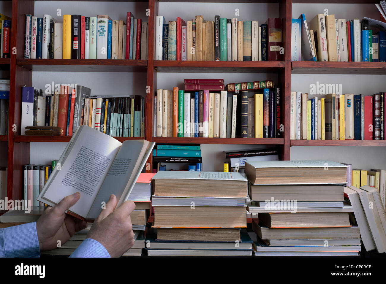 Vintage reading in library hi-res stock photography and images - Alamy