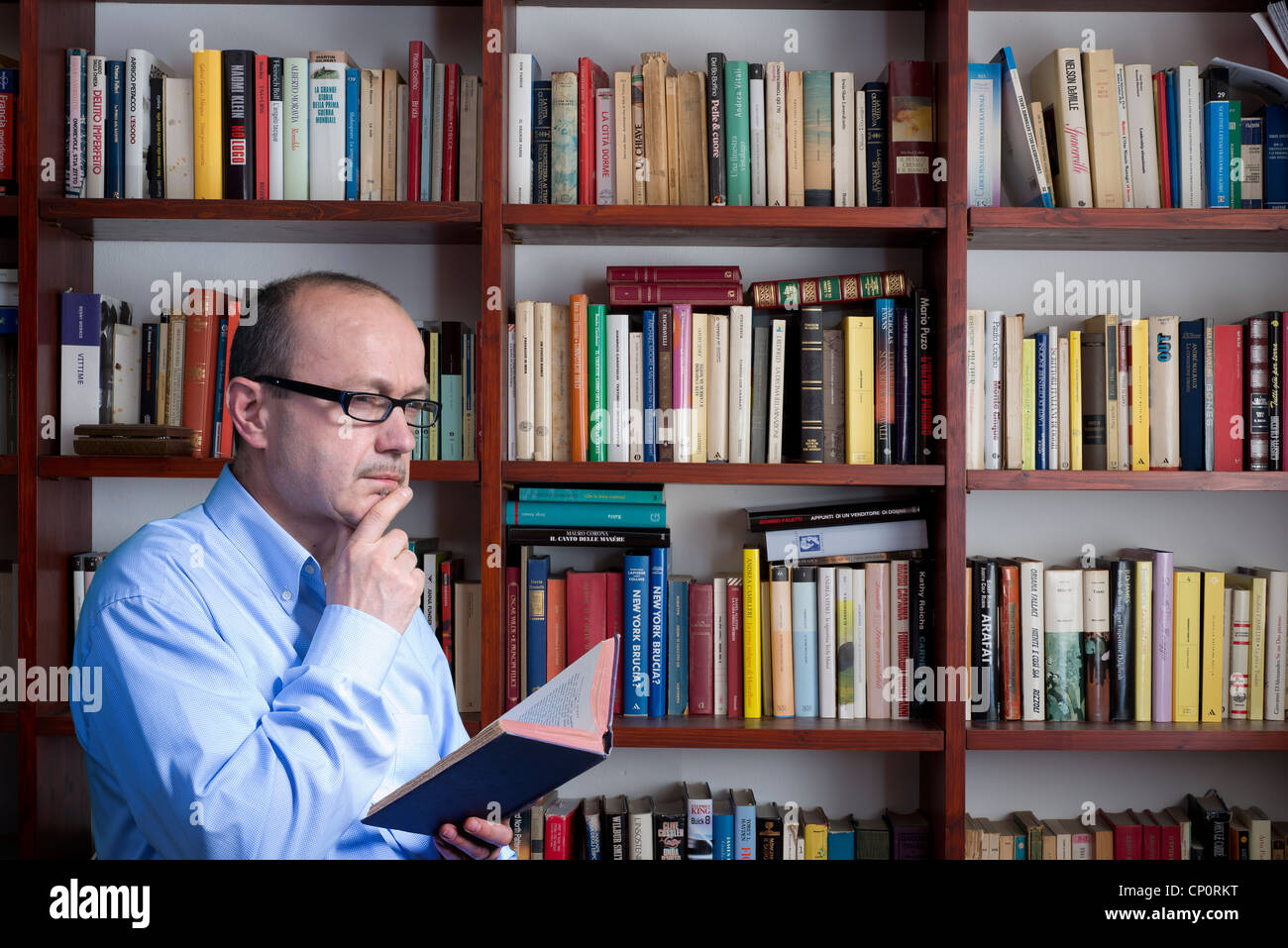 a man in library Stock Photo - Alamy