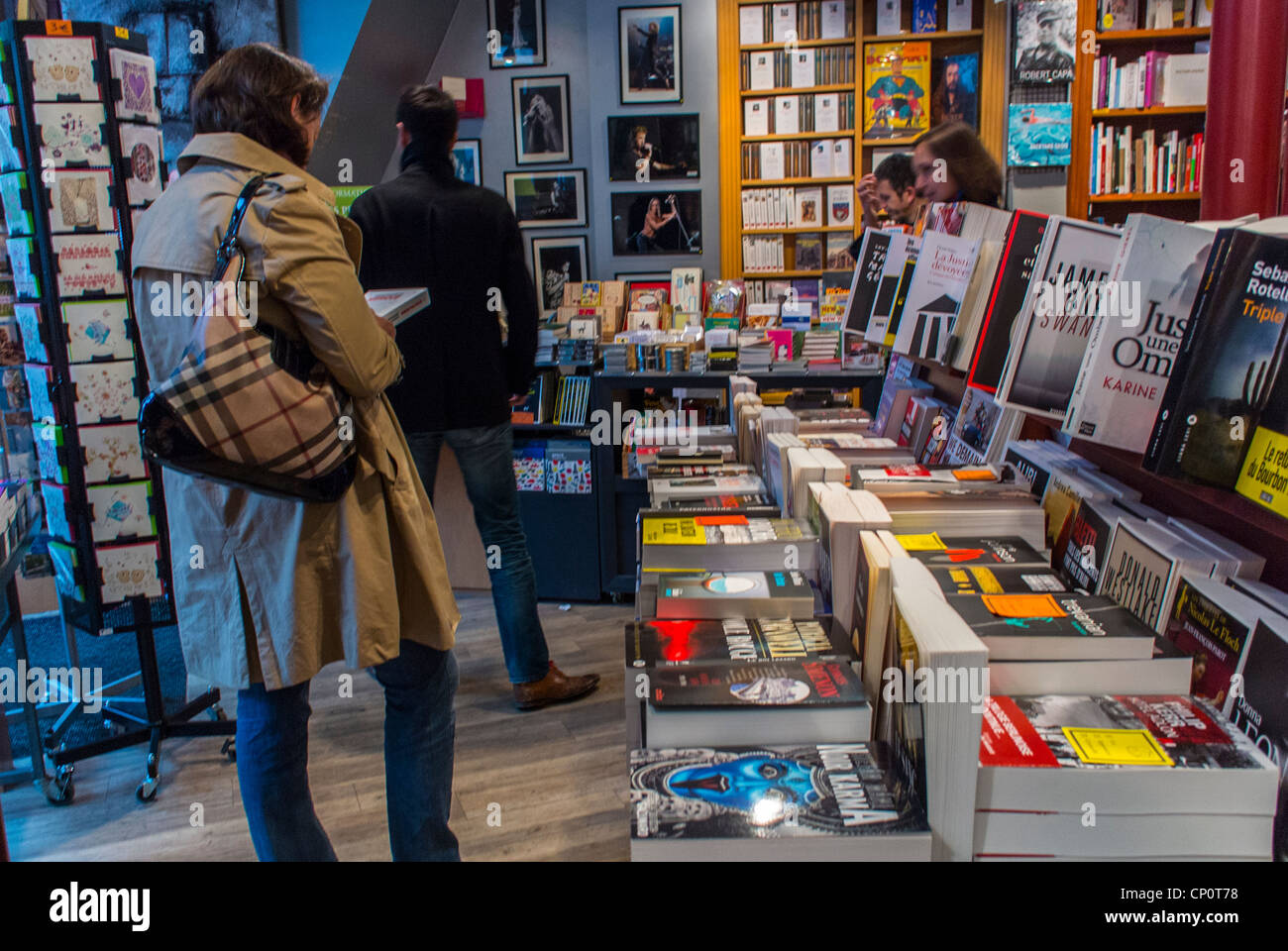 Woman bookstore paris hi-res stock photography and images - Alamy