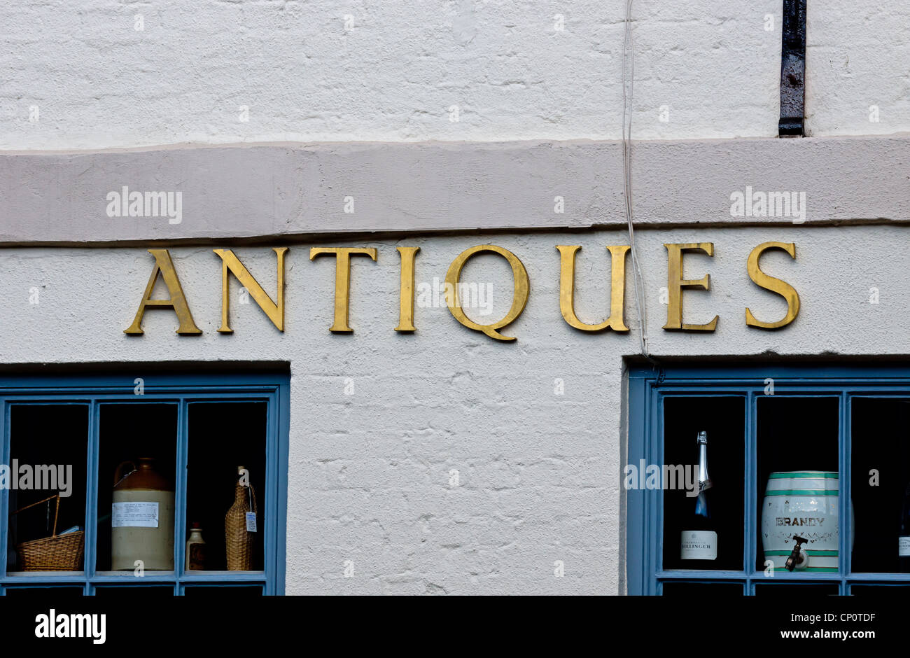 Gold shop sign hi-res stock photography and images - Alamy