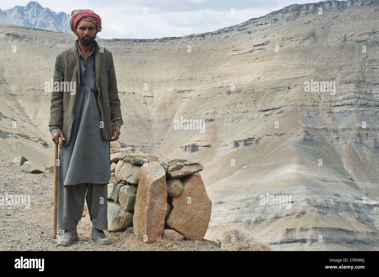 Kashmir man in varicoloured turban and traditional outfit standing in ...