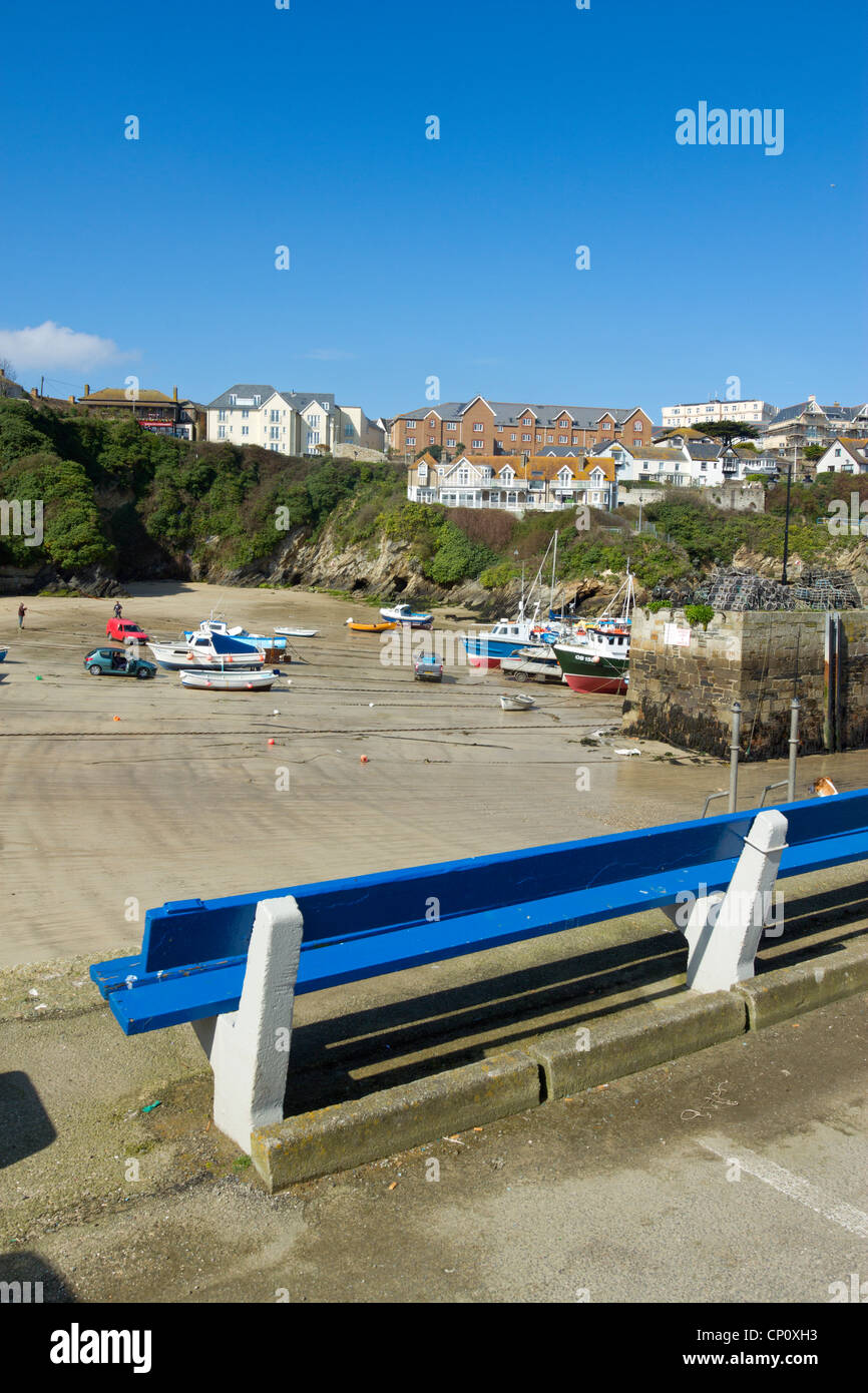 Newquay harbour cornwall blue seat hi-res stock photography and images ...