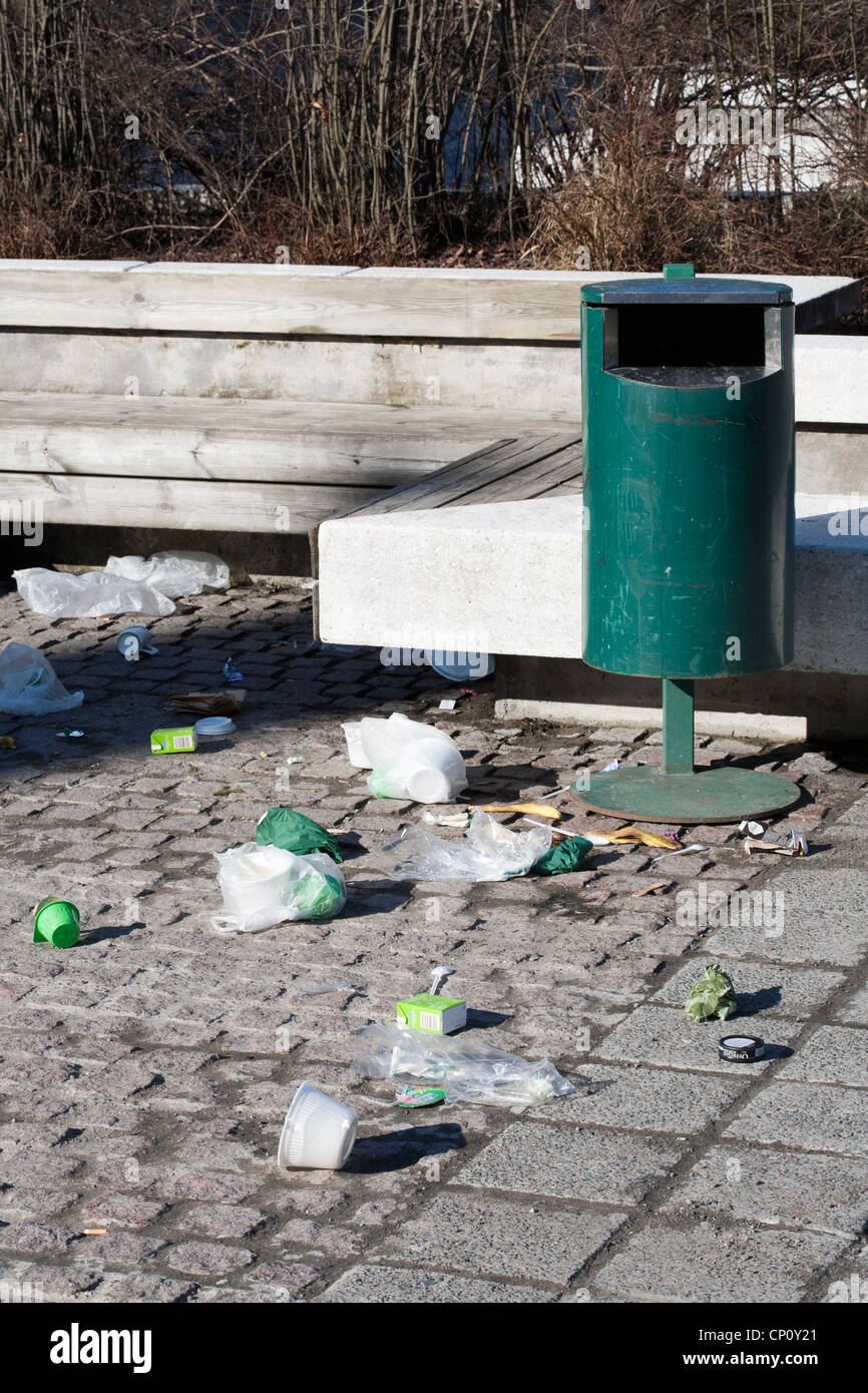 Empty dustbin hi-res stock photography and images - Alamy