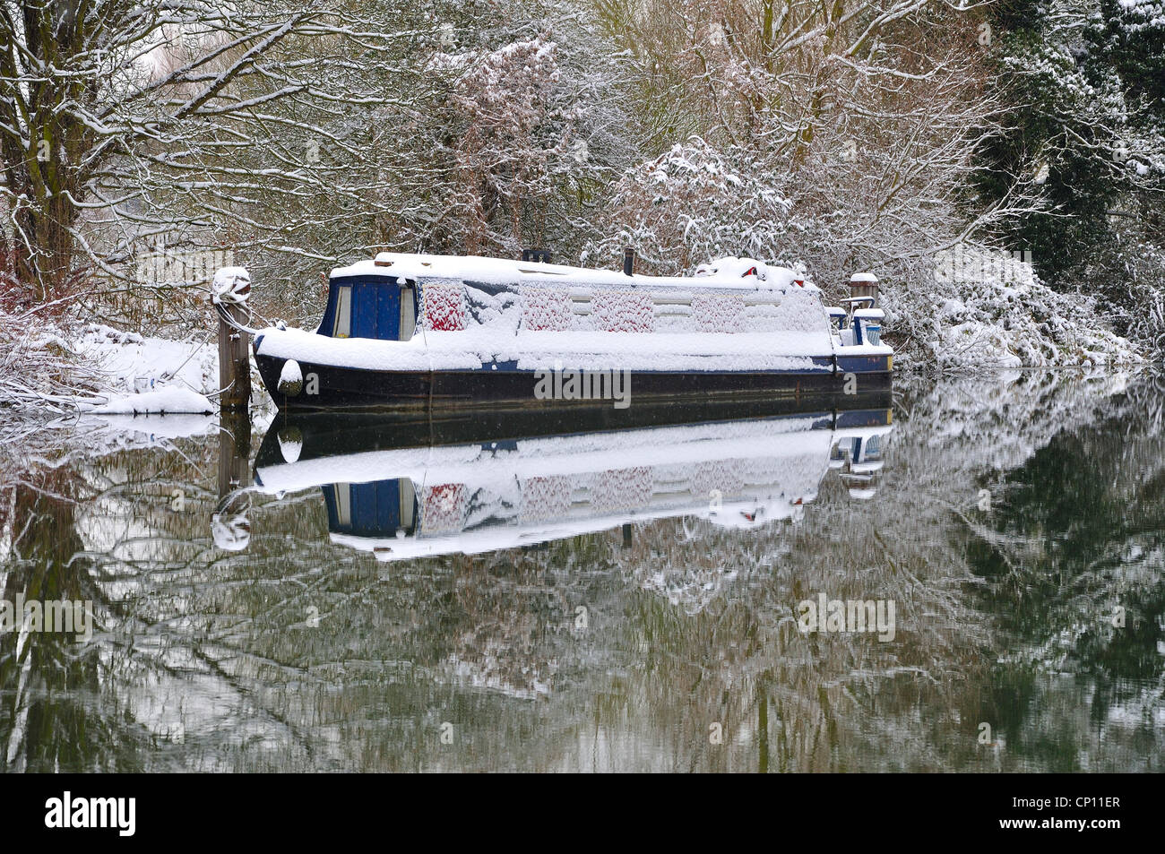 Thames canal boat hi-res stock photography and images - Alamy