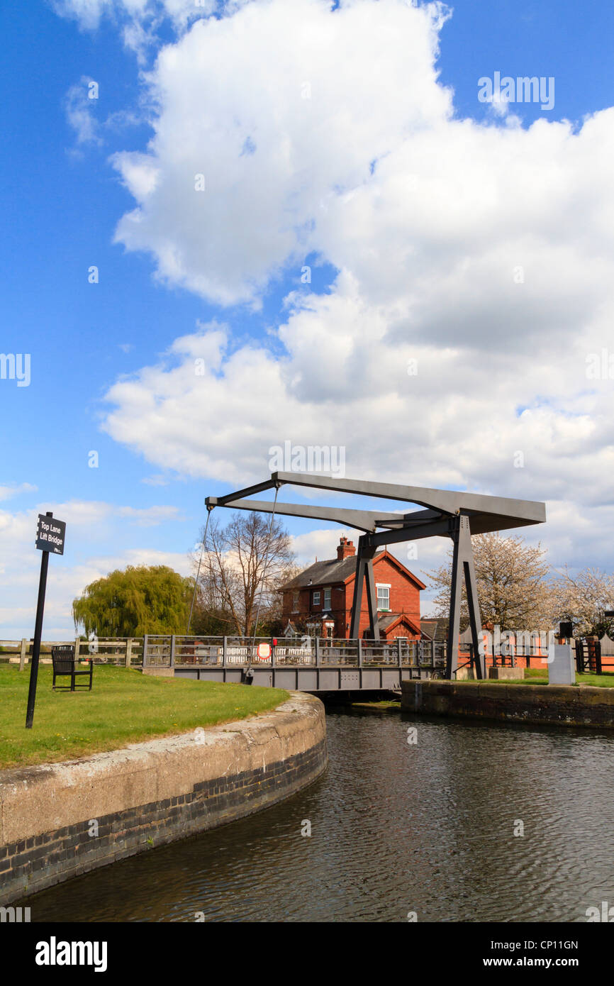lift bridge over a canal in North Yorkshire , uk Stock Photo - Alamy