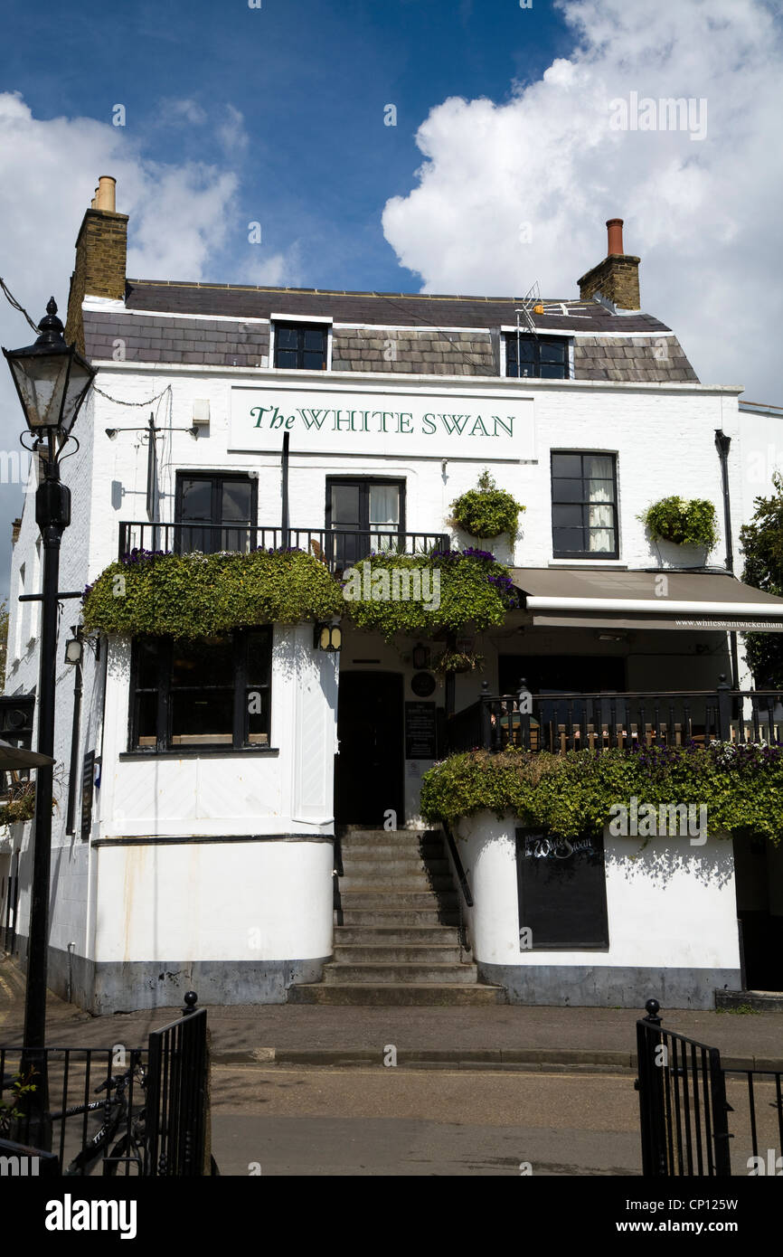White swan pub riverside twickenham hi-res stock photography and images ...