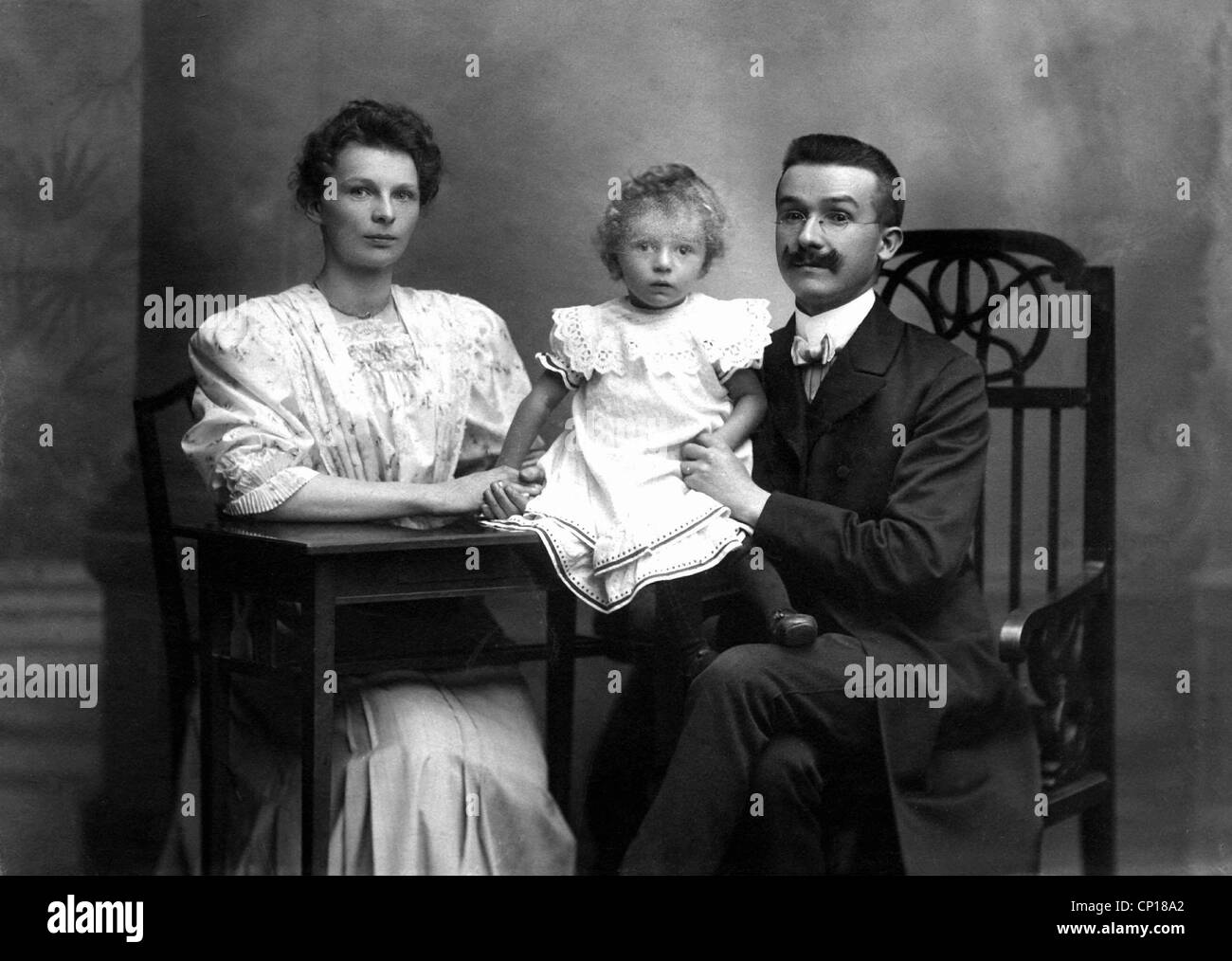 1900s family hi-res stock photography and images - Alamy