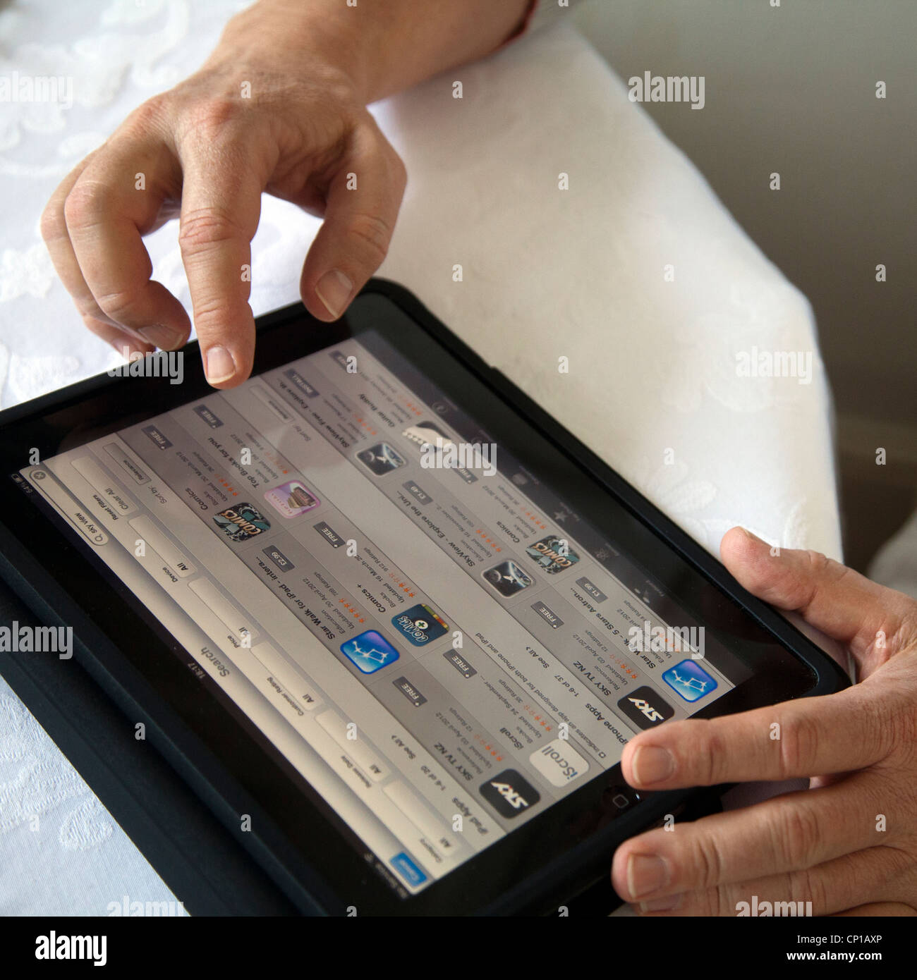 Browsing ipad hi-res stock photography and images - Alamy