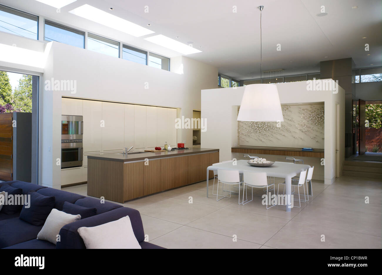 Large open plan living room kitchen hi-res stock photography and images ...