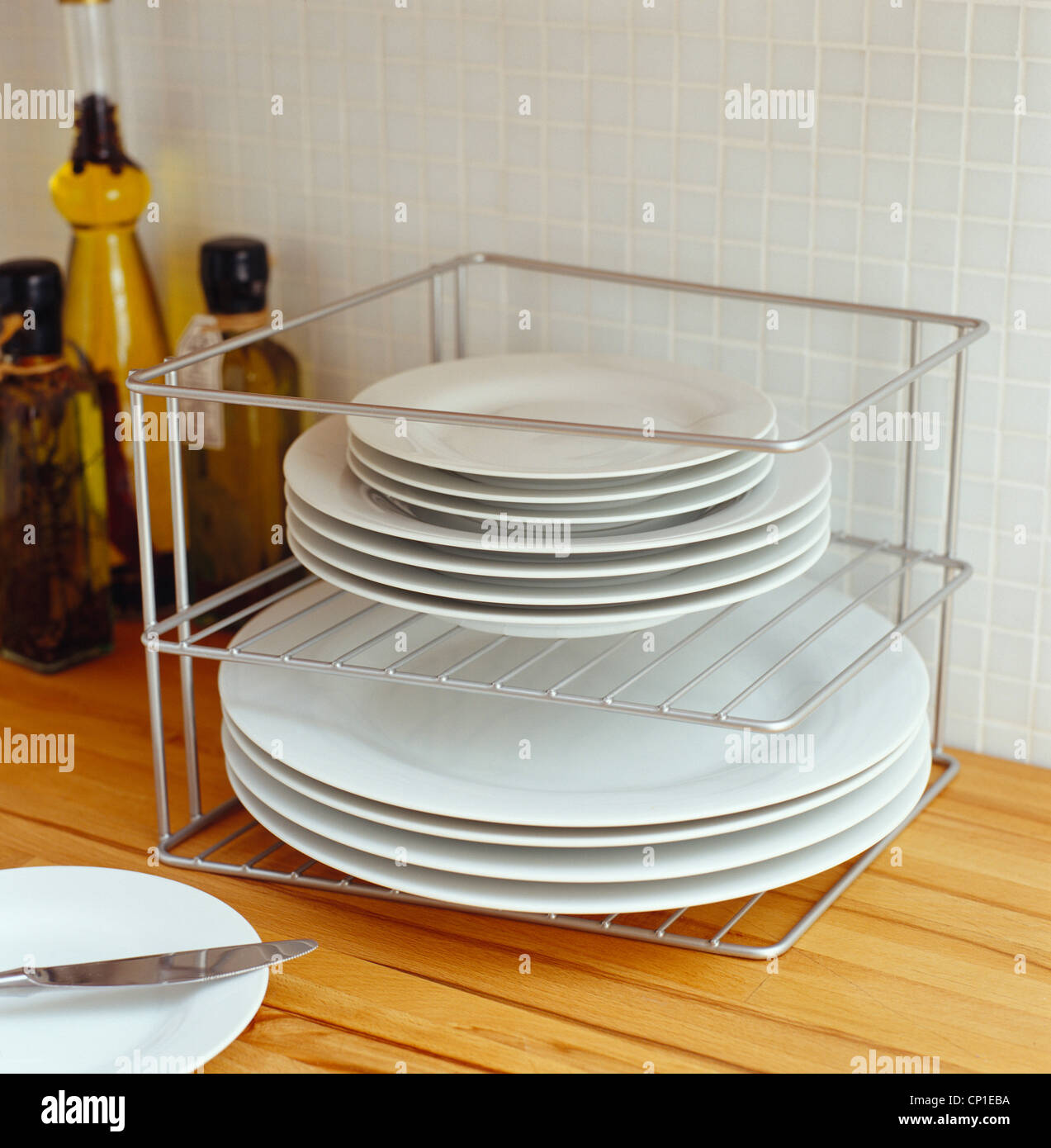 Wire rack plates hi-res stock photography and images - Alamy