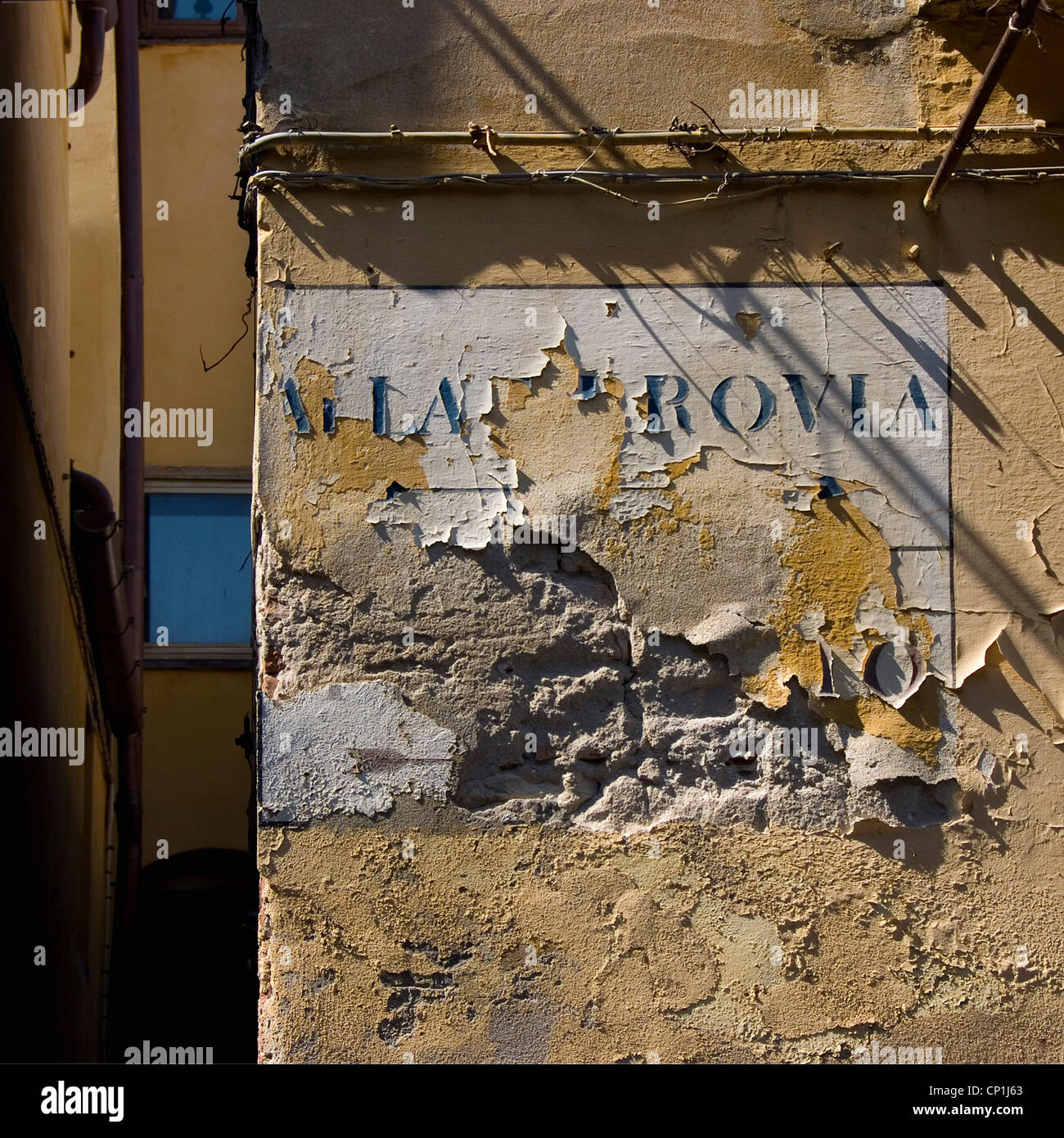 Peeling sign on Venice building exterior Stock Photo - Alamy