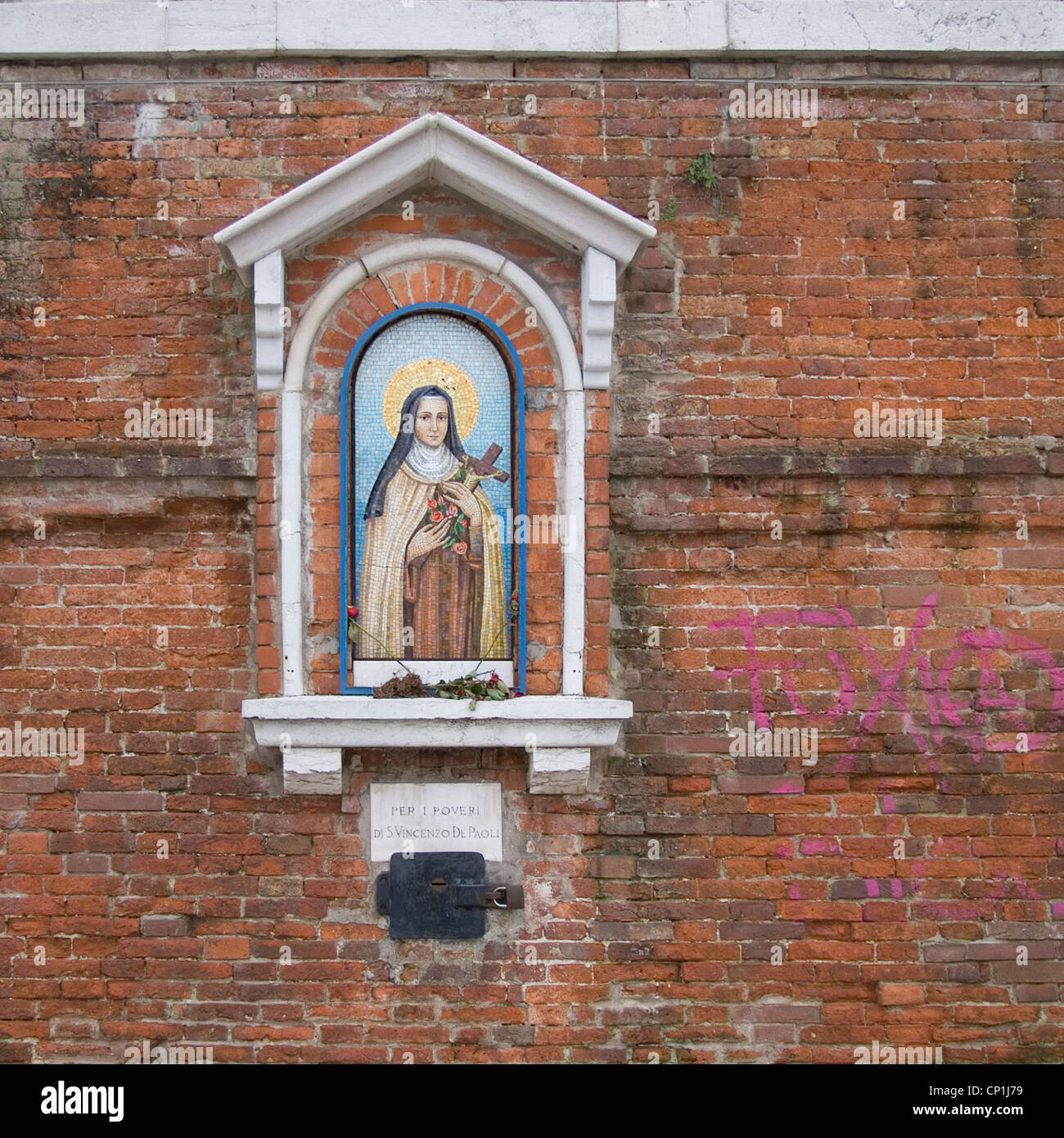 Religious altar on Venice building exterior Stock Photo - Alamy