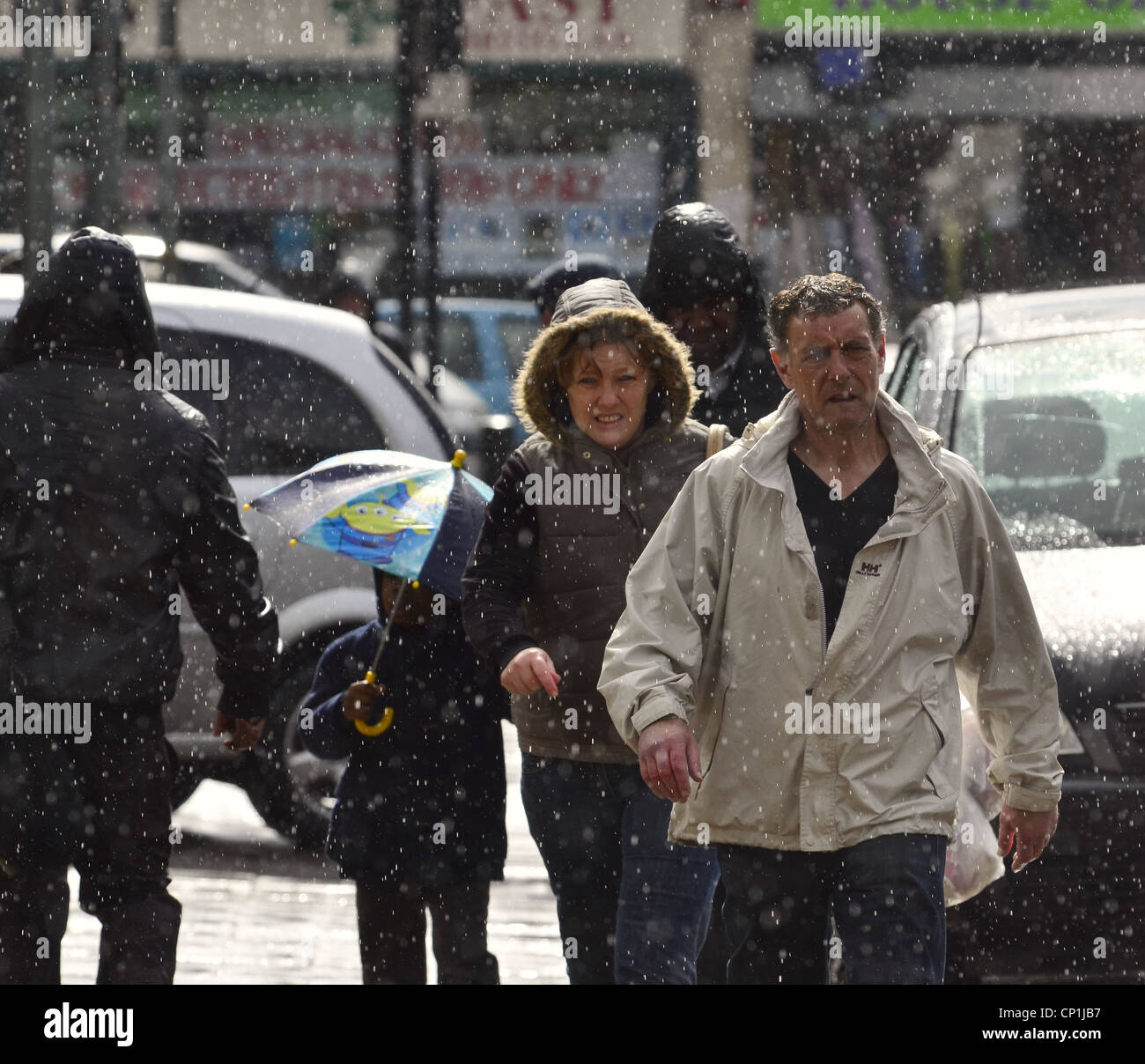 People walking in the rain hi-res stock photography and images - Alamy