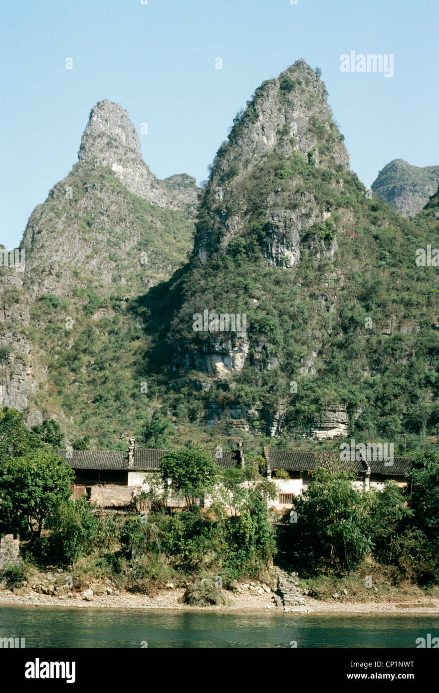 Scene on the banks of the River Li (Lijiang River), Guilin, China ...
