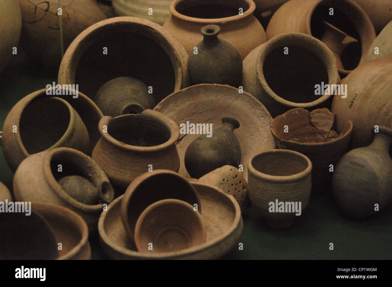 Museum pottery mesopotamia hi-res stock photography and images - Alamy