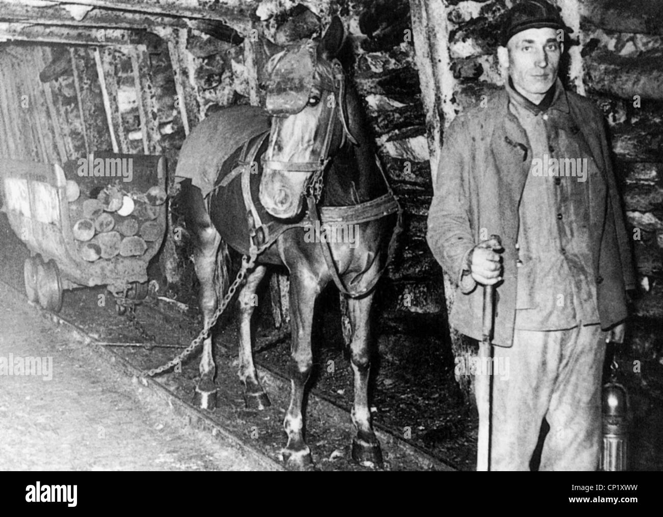 Coal mining underground 1930s hi-res stock photography and images - Alamy