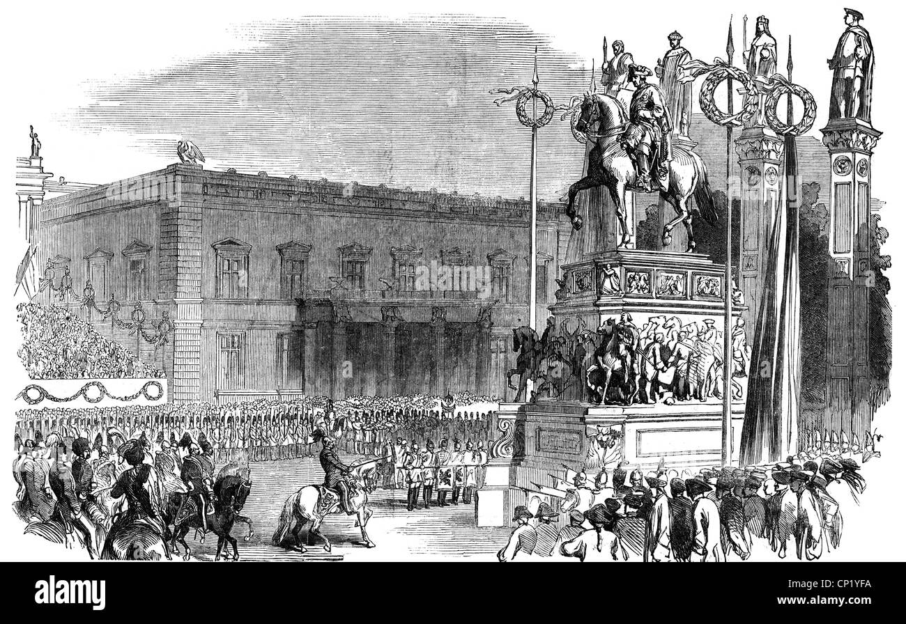 Linden wood statue hi-res stock photography and images - Alamy