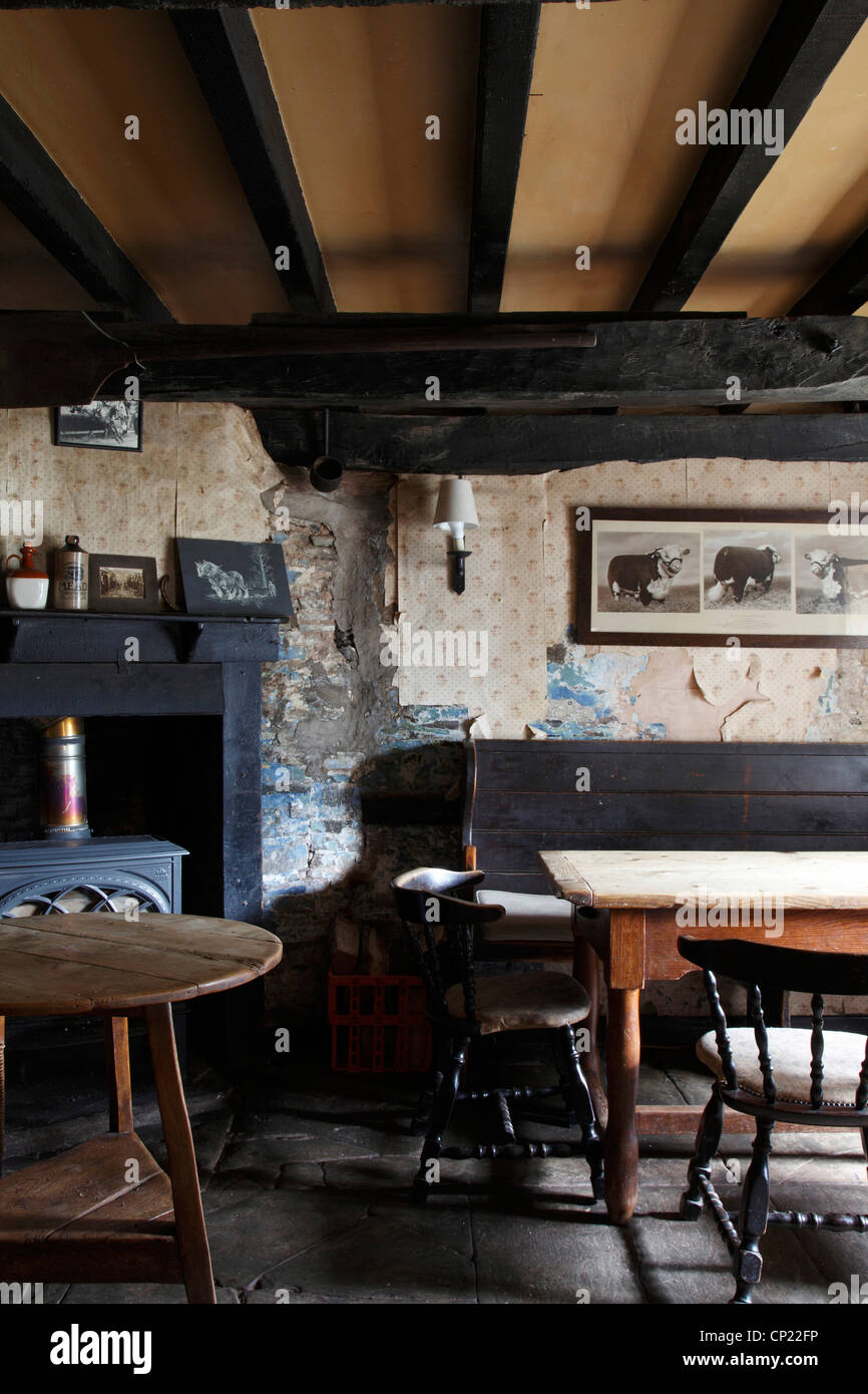 Traditional pub interior fireplace hi-res stock photography and images ...